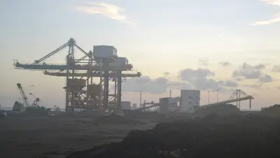 Penampakan PLTU Paiton, Pembangkit Terbesar di Asia Tenggara Berumur Seperempat Abad - Bisnis ...