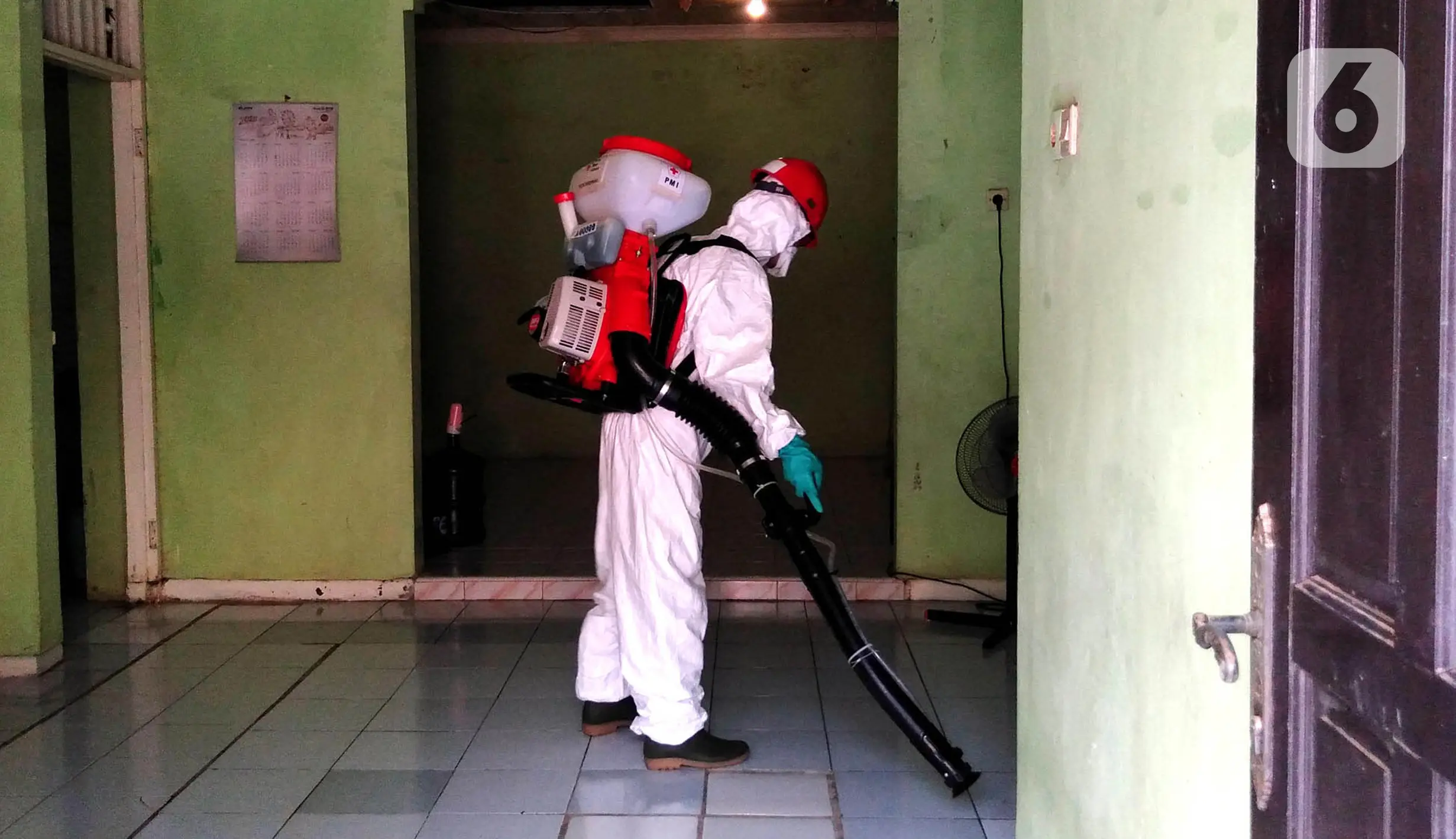 FOTO: PMI Kota Tangerang Semprot Disinfektan di Lingkungan Bekas Banjir ...