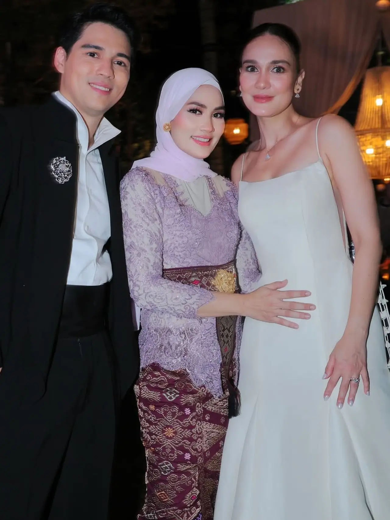 Pesona Elegan Luna Maya dengan Gaun Pengantin Backless dari Hian Tjen ...
