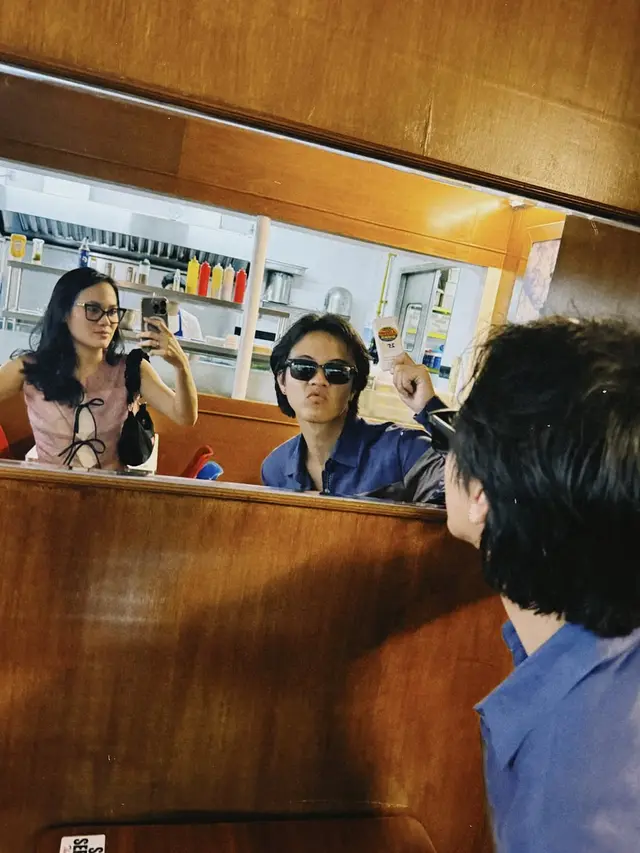 Kondangan Bareng ke Surabaya, Ini 6 Potret Kedekatan Bisma dan Sheryl ...