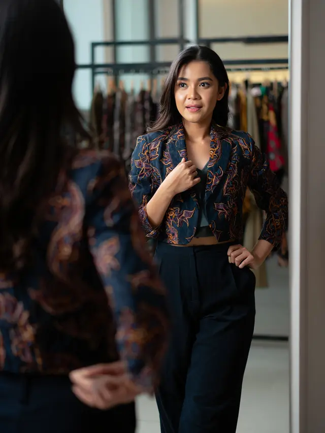 14 Model Baju Batik Blazer Wanita Terbaru 2025, Gaya Kantor hingga ...