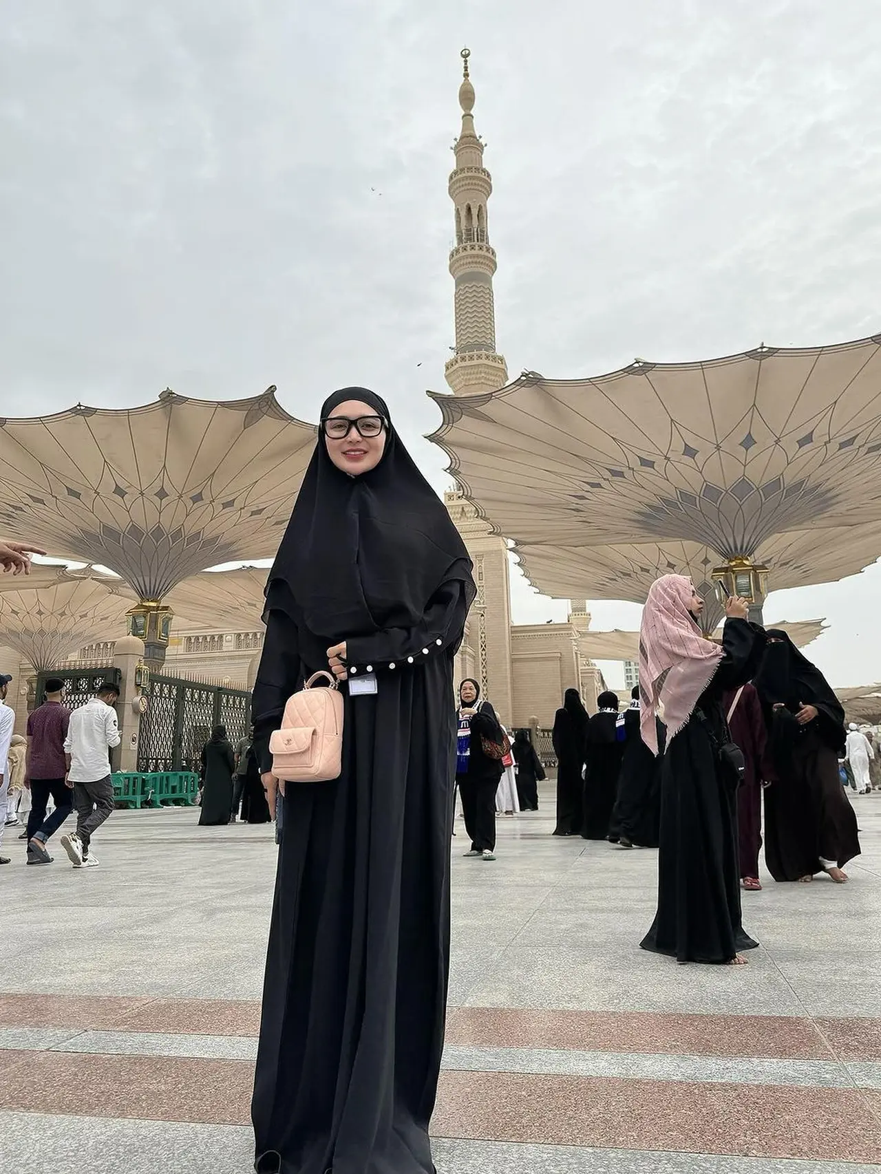 Potret Wika Salim Berhijab Saat Umrah Bersama Keluarga, Auranya Adem ...