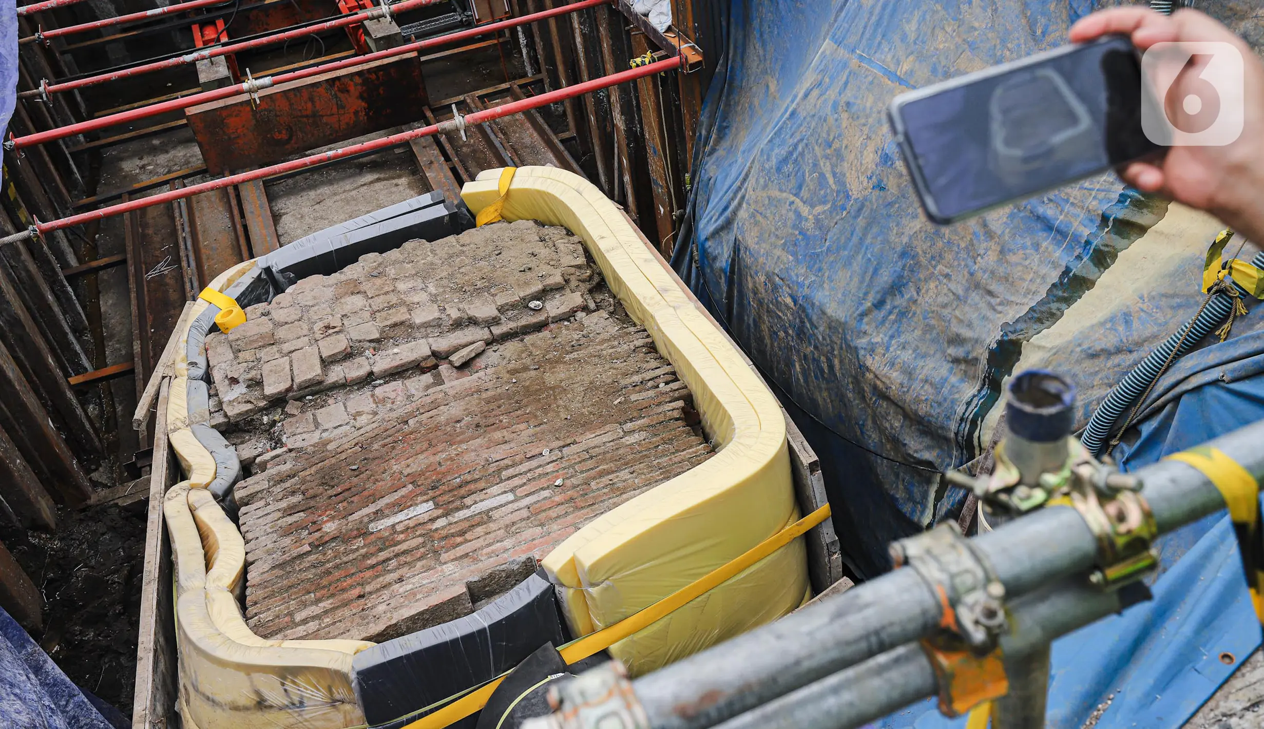 Penemuan Artefak Zaman Kolonial di Proyek MRT CP203 - Foto Liputan6.com