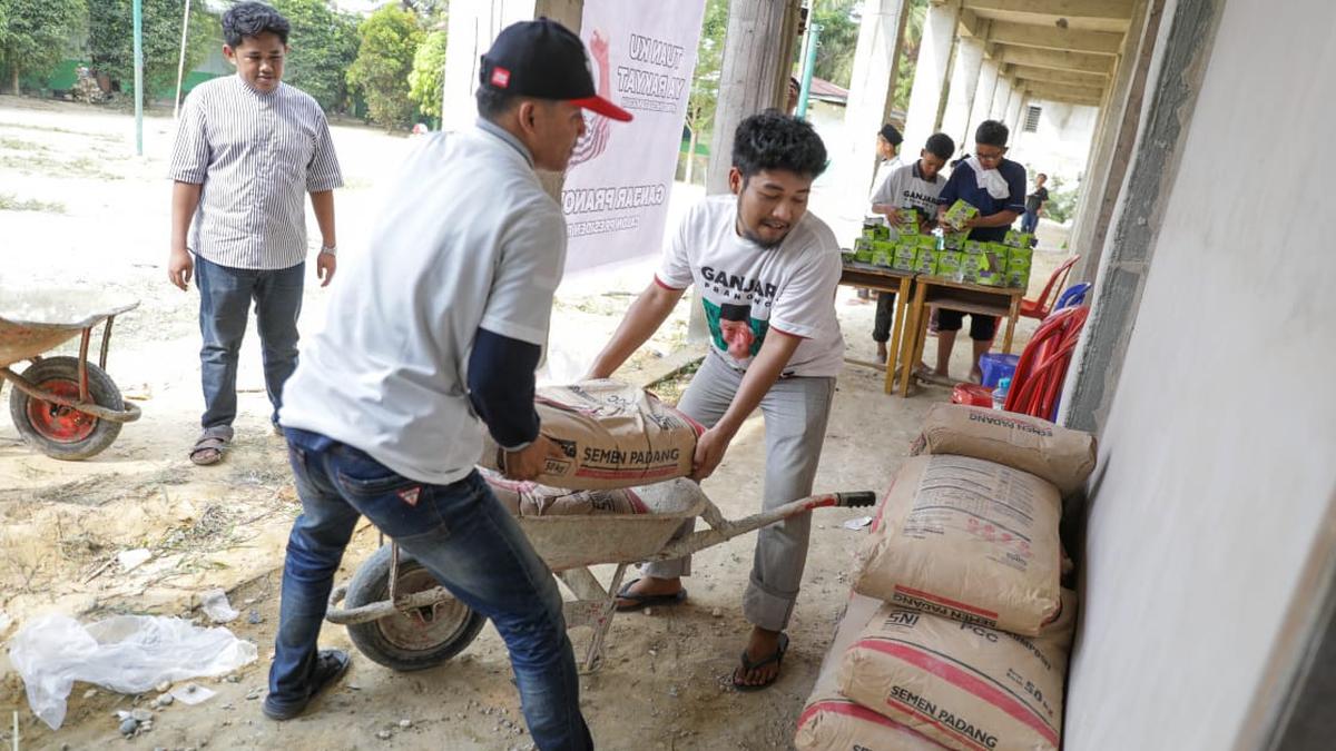 Santri Ganjar Gotong Royong Bangun Ruang Kelas Ponpes - News Liputan6.com