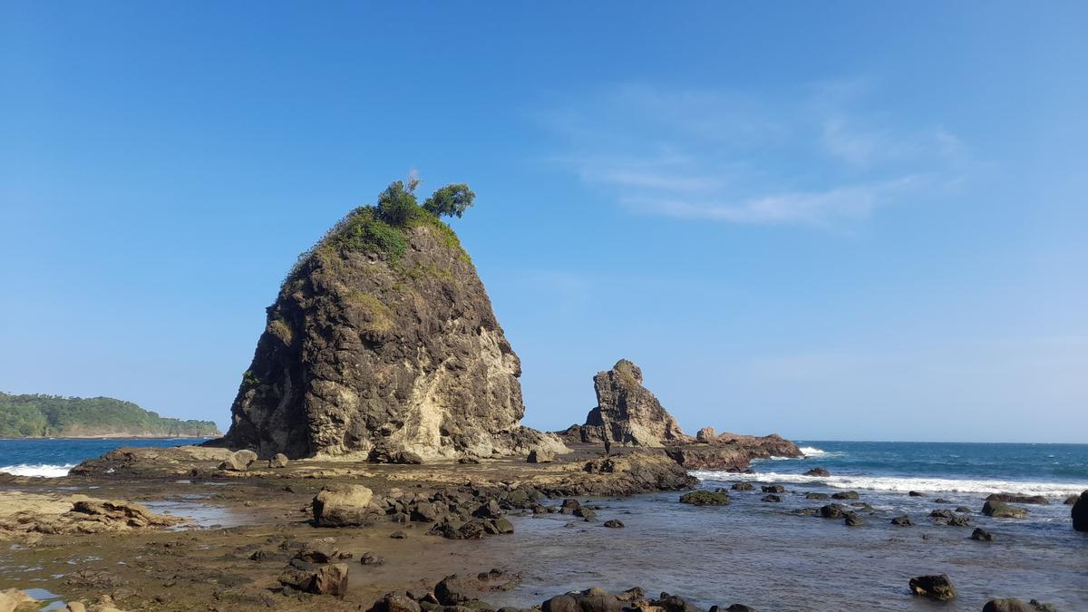 Eksotisme Pantai Watu Lumbung, Keindahan Tersembunyi di Kaki Gunung Api ...