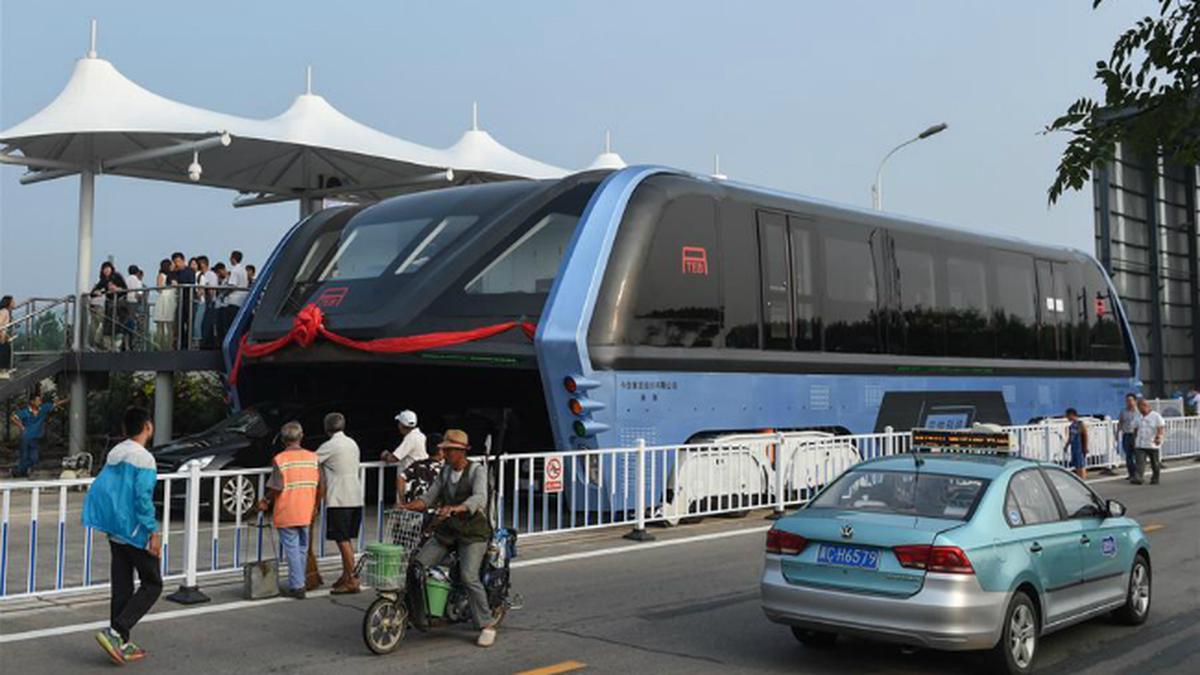Bus 'Mengangkang' China Mulai Menjajal Jalan Raya - Global Liputan6.com
