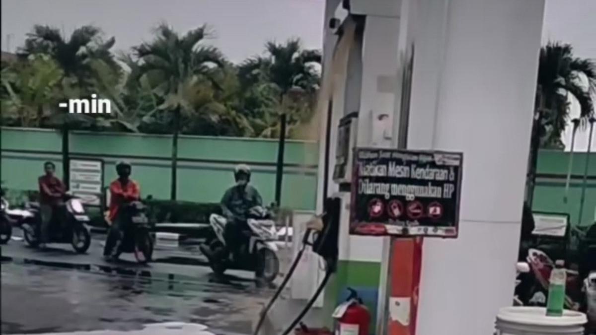 Viral Selang Bensin SPBU Copot Hingga BBM Tumpah, Ternyata Begini ...