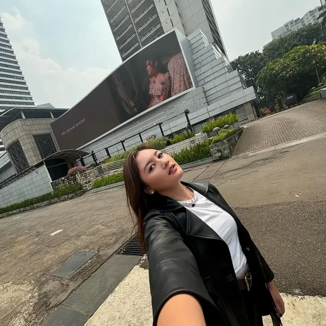 Penyanyi Meiska Adinda Ajak Fans Bikin Konten Bareng di Depan Billboard yang Tampilkan Wajahnya ...