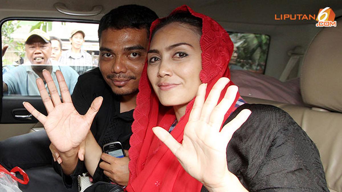 Rieke 'Oneng' Pede Ditemani Suami - ShowBiz Liputan6.com