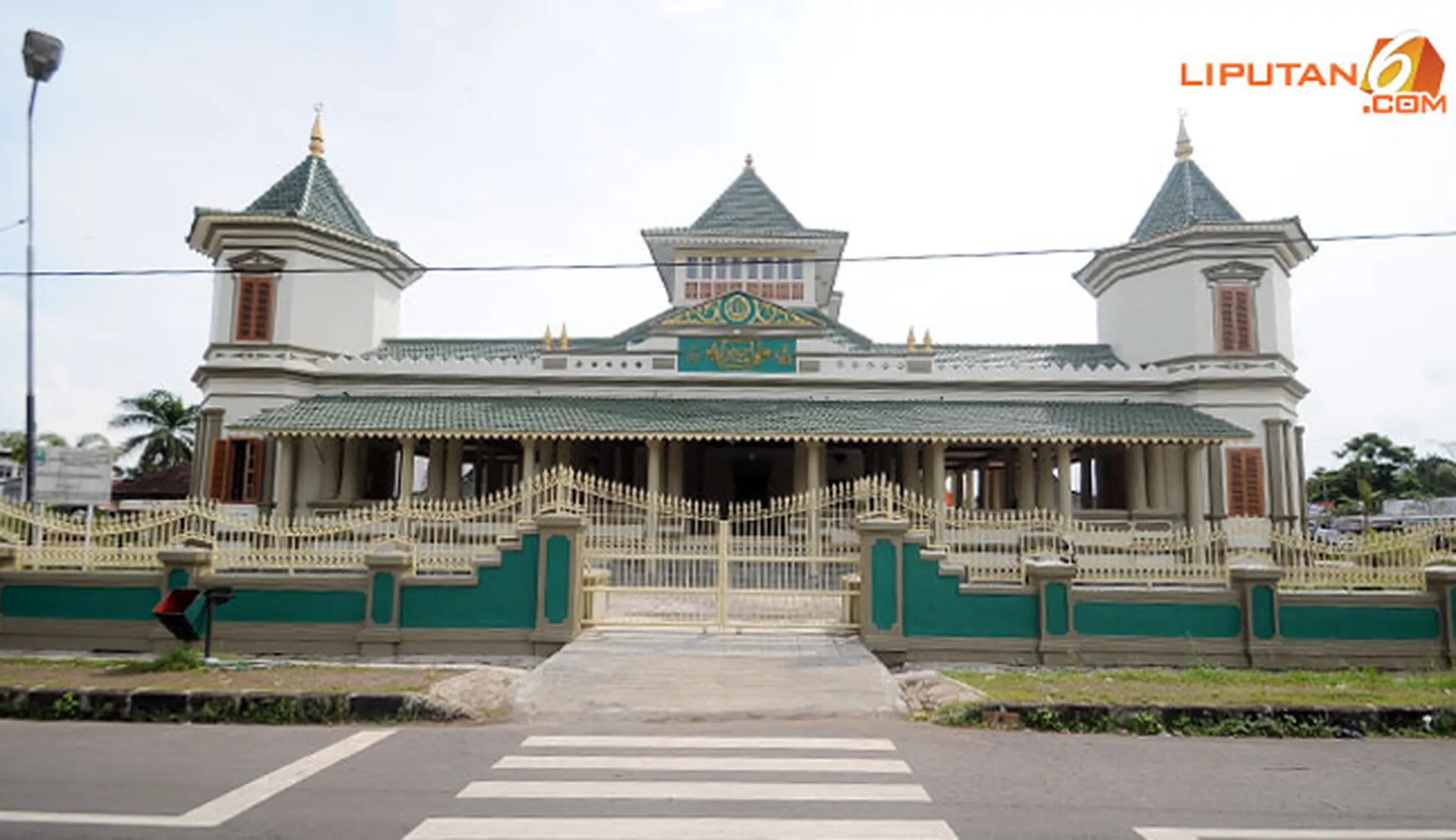 Gaya Neo Klasik Masjid Manonjaya Tasik - Foto Liputan6.com