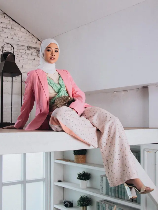 6 Gaya Poppy Bunga Padankan Blazer dan Hijab ala Girl Boss - Islami Liputan6.com