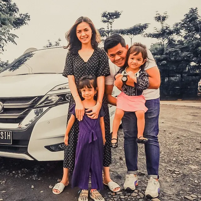 Jarang Muncul di Layar Kaca, Ini 7 Potret Terbaru Tyara Renata Bersama ...