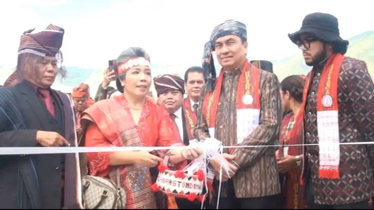 Unik, Peresmian Tugu Limbong Mulana Diwarnai Pemberian Ulos Soraburuk ...