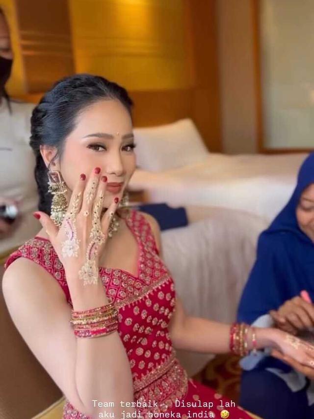 Gaya Menawan Bunga Zainal Pakai Lehenga India saat Kondangan, Tampil ...