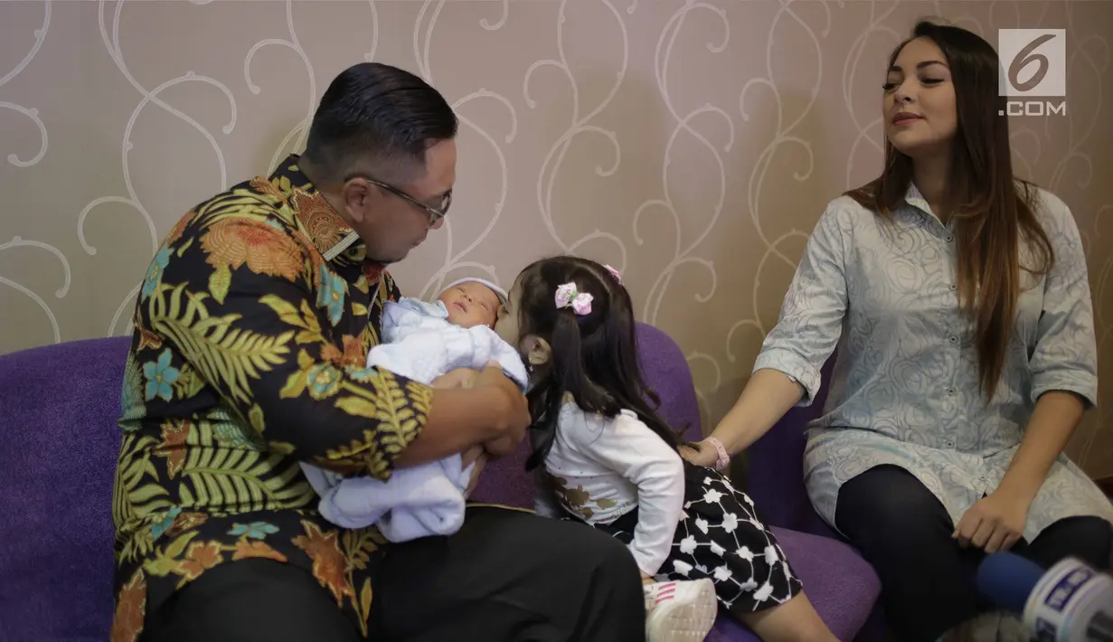 FOTO: Selamat, Dokter Cantik Reisa Broto Asmoro Dikaruniai Anak Laki-Laki - Foto Liputan6.com