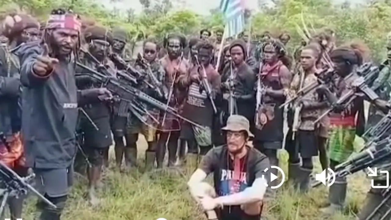 Beredar Video Pimpinan KKB Egianus Kogoya Ancam Tembak Mati Pilot Susi Air - Regional Liputan6.com