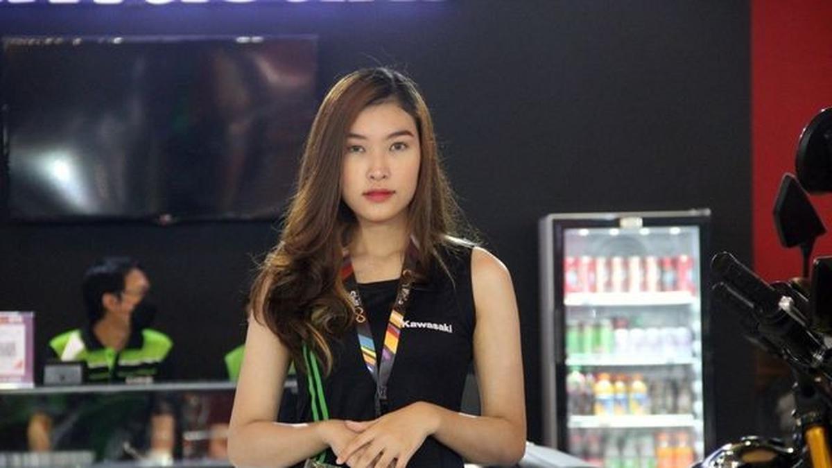 Model-model SPG Beradu Cantik di IIMS 2022 - Galeri Otosia.com