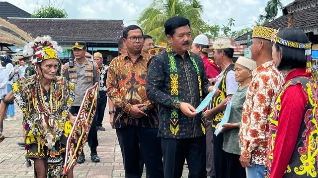 Hadi Tjahjanto Kunker ke Kalimantan Timur, Serahkan Sertifikat Tanah ke Suku Dayak - News ...