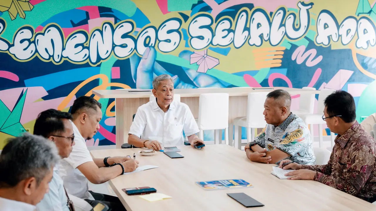 Bahas Sekolah Rakyat, Wamensos Agus Jabo Terima Kunjungan Bupati ...