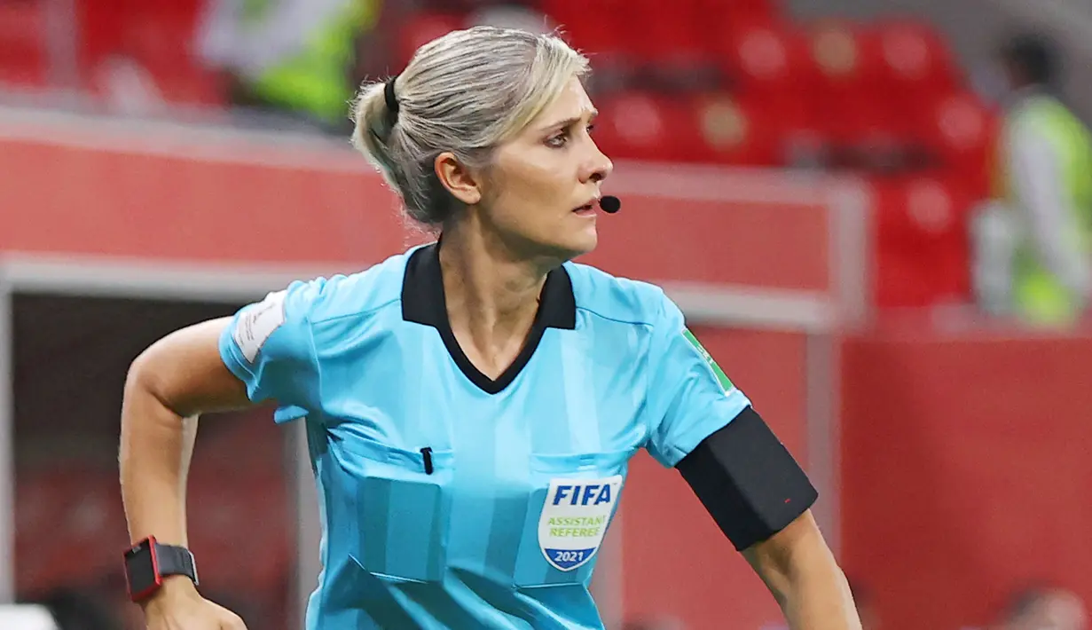 Foto: Mengenal Sosok Wasit Wanita yang Bertugas di Piala Dunia 2022 ...