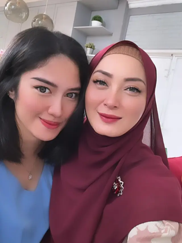 6 Potret Della Puspita Mantap Kenakan Hijab, Berawal dari Dorongan Suami - Hot Liputan6.com