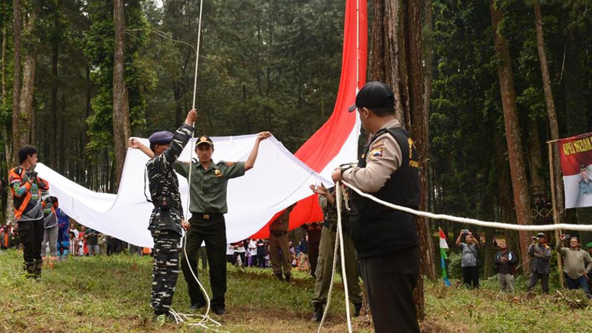 Bendera Merah Putih Raksasa Berkibar di Bukit Kambanglangit - Regional ...
