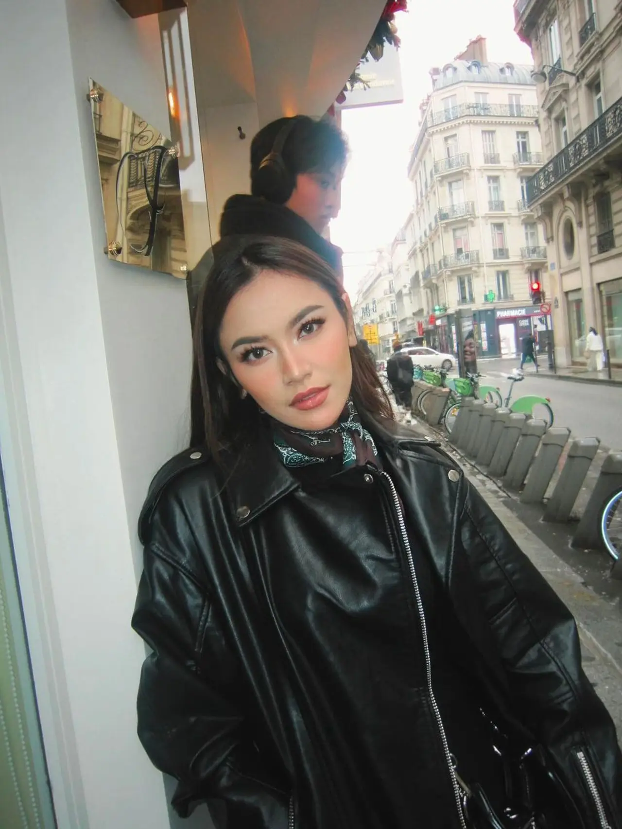 6 Potret Adu Gaya Outfit Hitam di Paris dari Anya Geraldine dan ...
