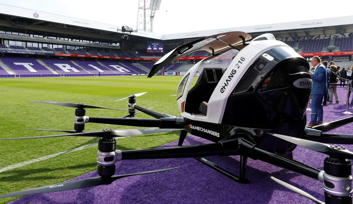 FOTO: Uji Coba Taksi Terbang EHang 216 - Foto Liputan6.com