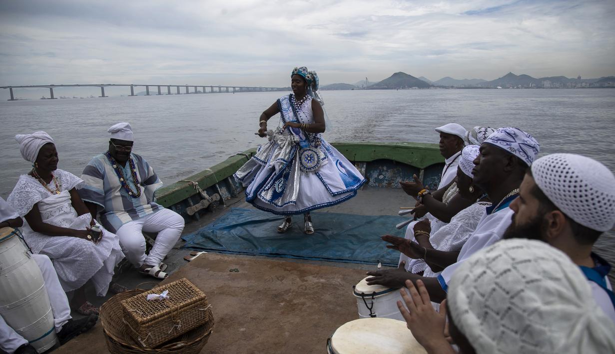 Melihat Pemuja Dewi Laut di Brasil Beri Penghormatan, Menari hingga ...