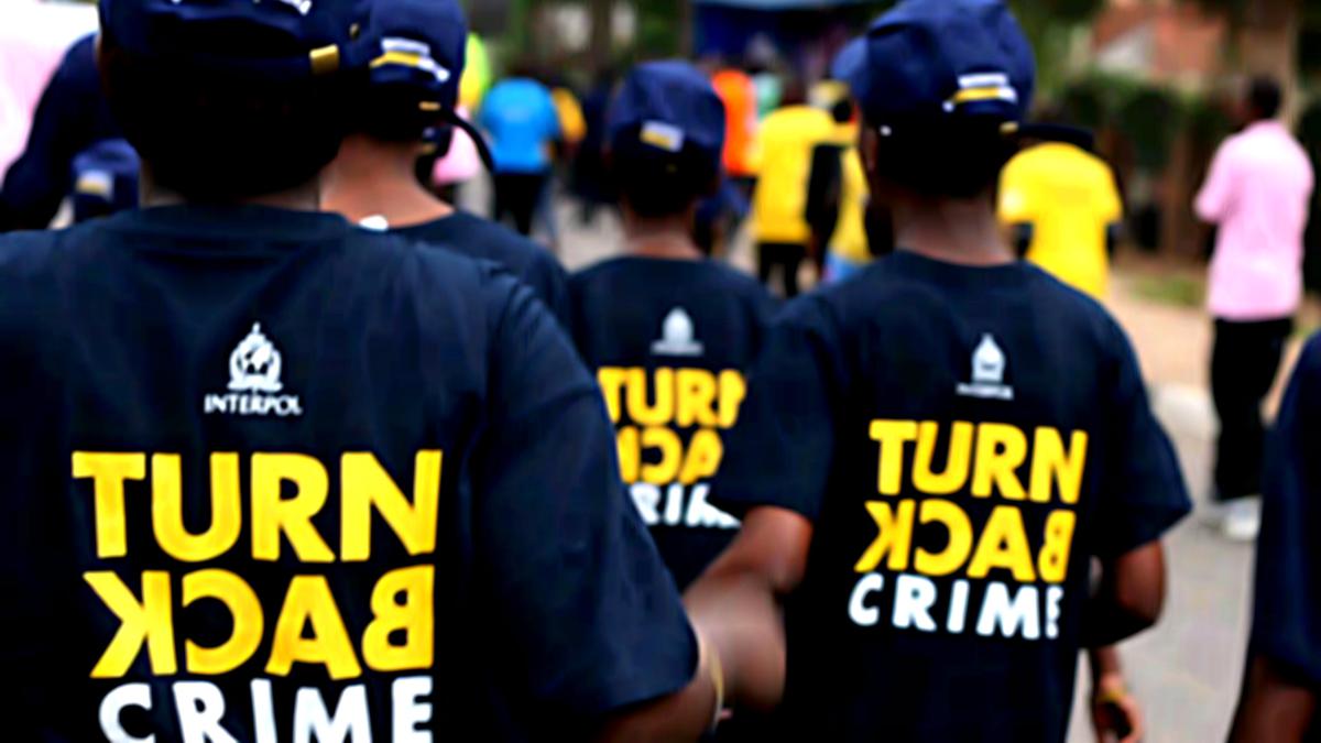 Sipil Dilarang Pakai Kaus Turn Back Crime? - Lifestyle Fimela.com