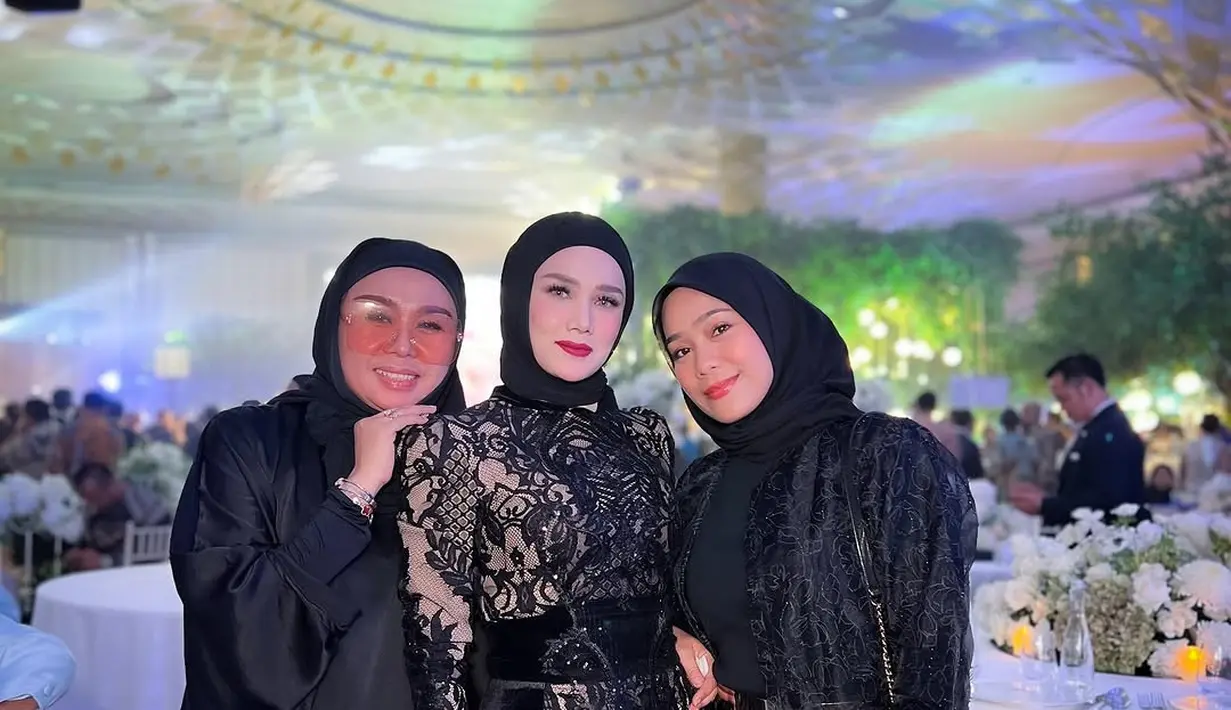 6 Gaya Elegan Mulan Jameela Bergaun Hitam di Resepsi Pernikahan Putri Zulhas dan Zumi Zola ...