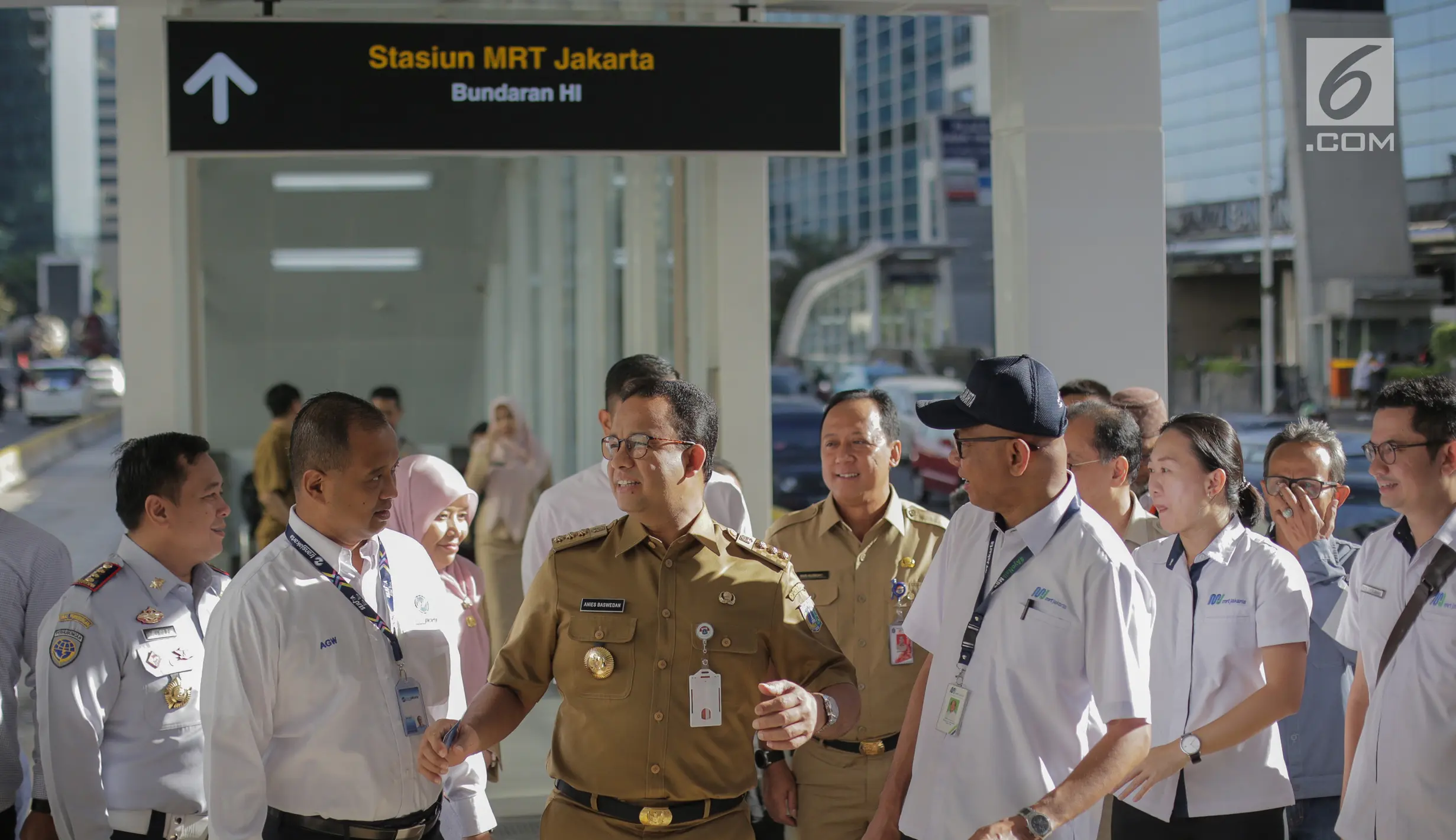 FOTO: Anies Baswedan Tinjau Halte Transjakarta Bundaran HI yang ...