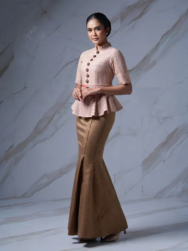 9 Model Brokat Bawahan Songket Kekinian, Kombinasi Modis Tampil ...