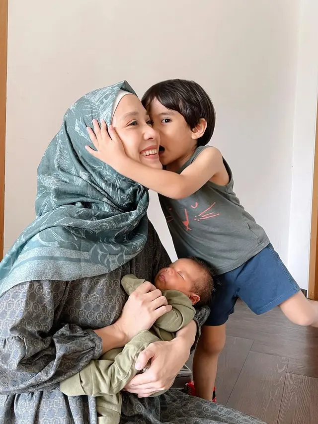7 Momen Fanny Fabriana Bersama Putra Bungsu yang Menggemaskan - Hot Liputan6.com