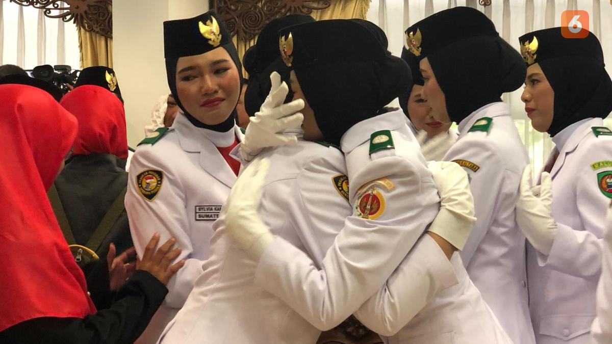 Usai Bertugas, Paskibraka 2019 dari Tim Merah Menangis dan Saling Peluk ...