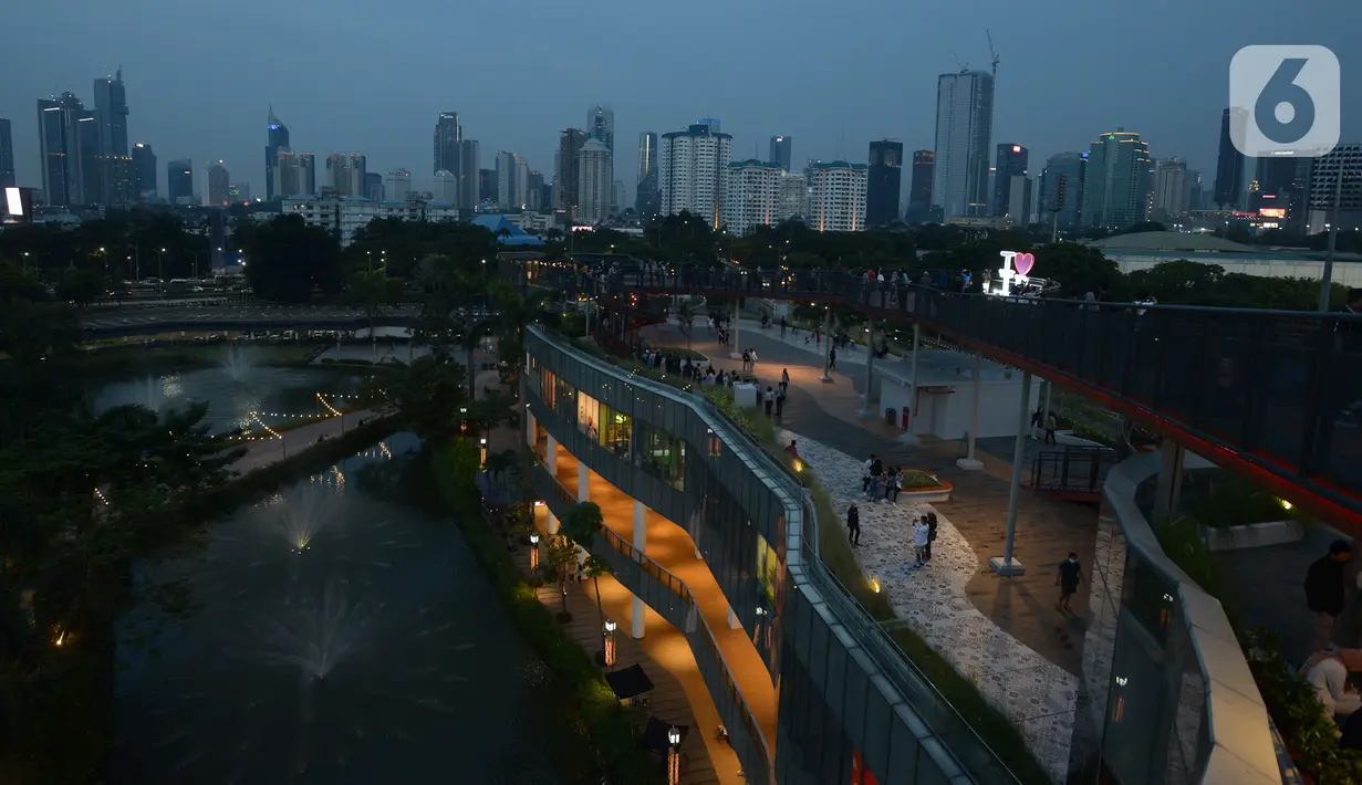 FOTO: Menikmati Pemandangan Ibu Kota dari Skywalk Senayan Park - Foto ...