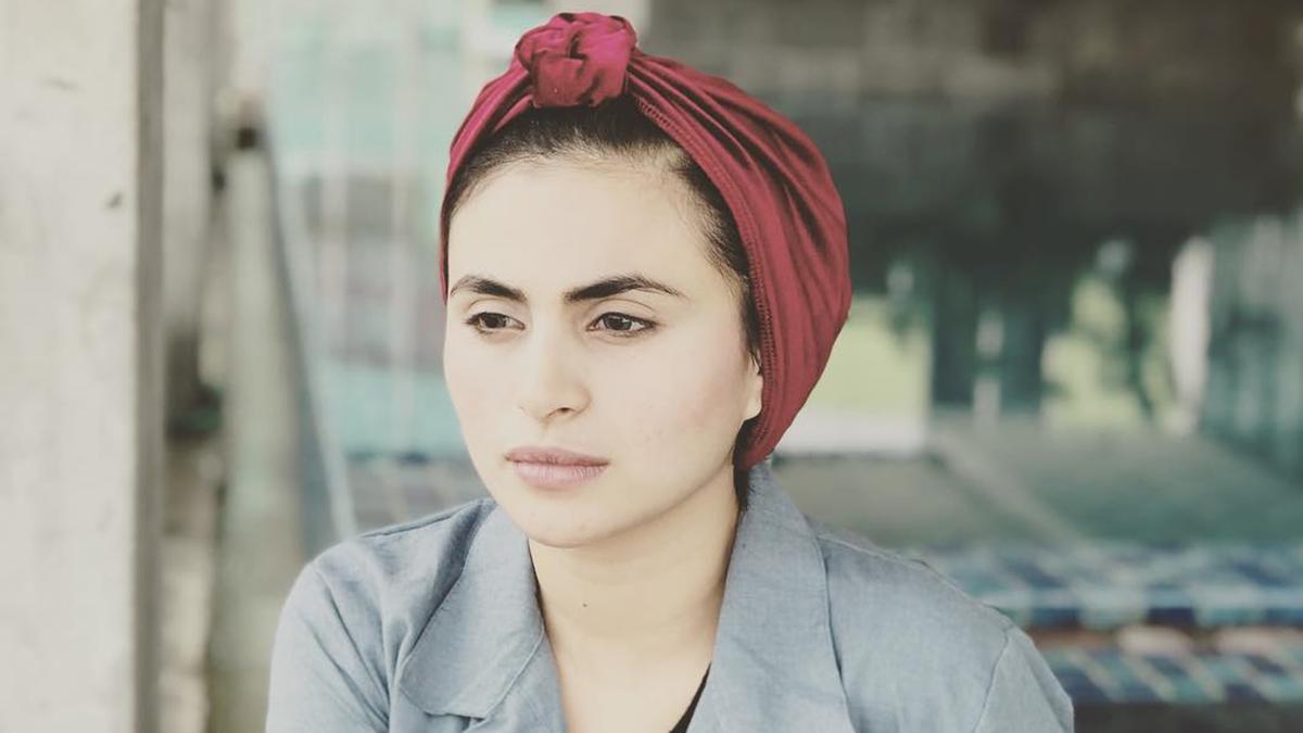 FOTO: Gaya Modis Asha Shara Kenakan Dress dengan Turban - Foto Liputan6.com