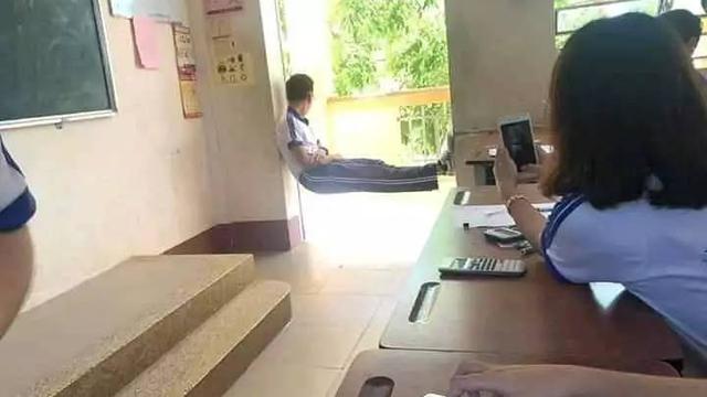 8 Potret Kelakuan Nyeleneh Siswa Saat di Dalam Kelas Ini Bikin Tepuk ...