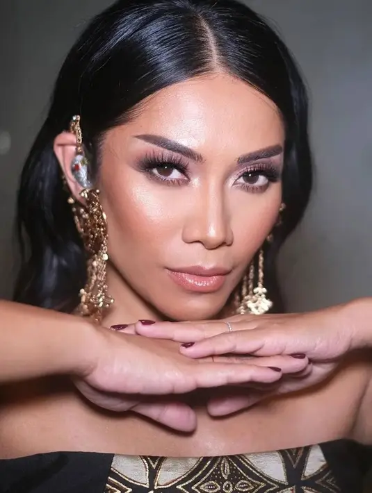 Potret Anggun C Sasmi Duet Bareng Waldjinah di Pura Mangkunegaran ...