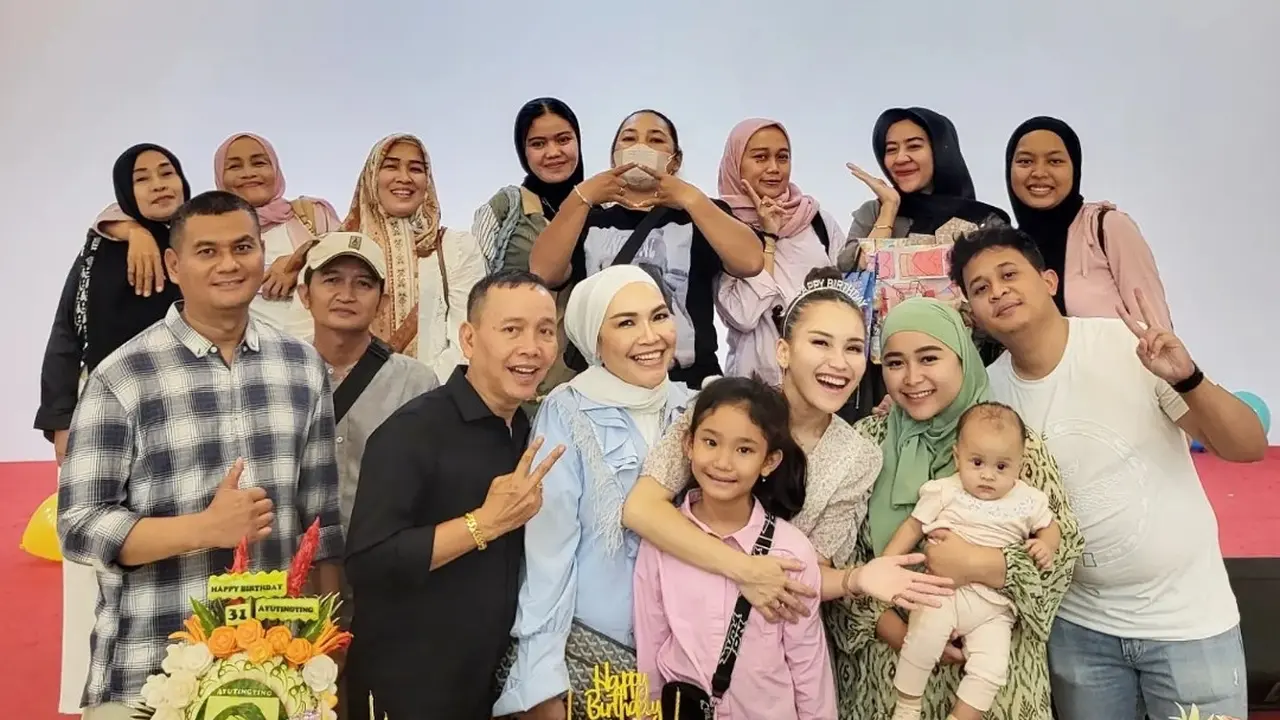 Ada Ondel-Ondel hingga Badut, Ayu Ting Ting Banjir Kejutan di Hari ...