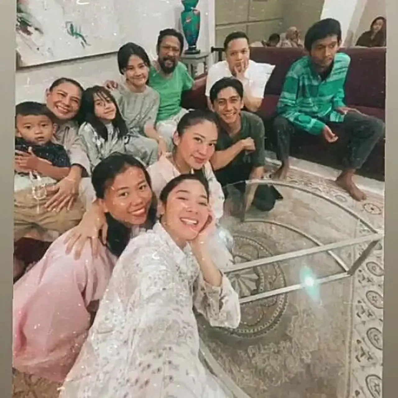 Bukan Artis, Ini 7 Potret Nathana Ghaza dan Istri di Keluarga Jamal ...