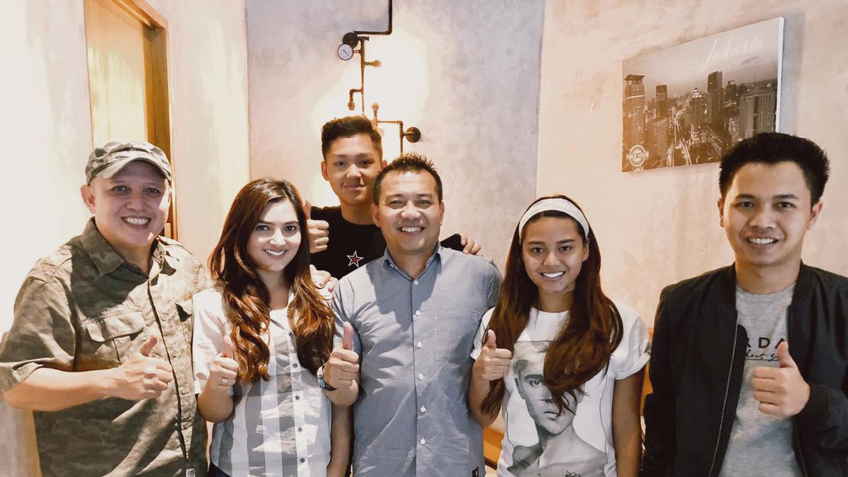 Sukses Single Senja Band, Aurel Hermansyah Langsung Kepincut - ShowBiz ...