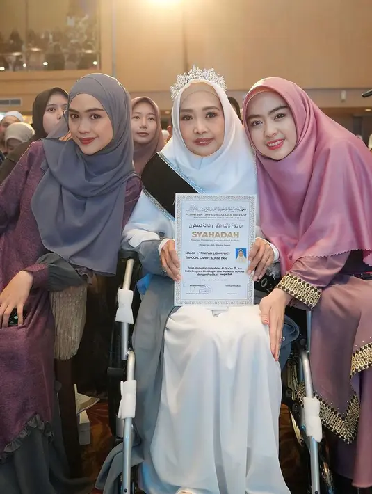 Potret Yunifah Lismawati Ibu Oki Setiana Dewi Jadi Wisudawati Tertua, Pakai Mahkota Duduk di ...