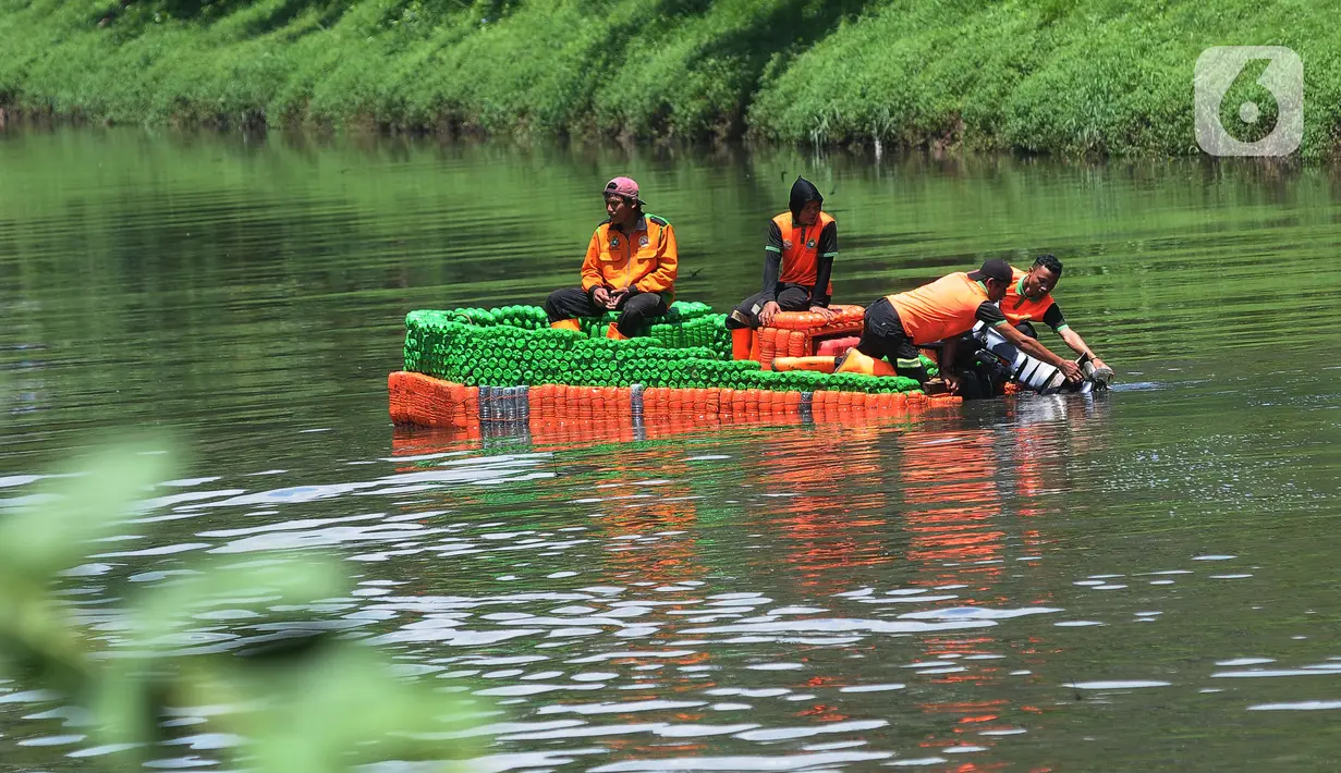 Pemanfaatan Botol Plastik Bekas Jadi Perahu - Foto Liputan6.com