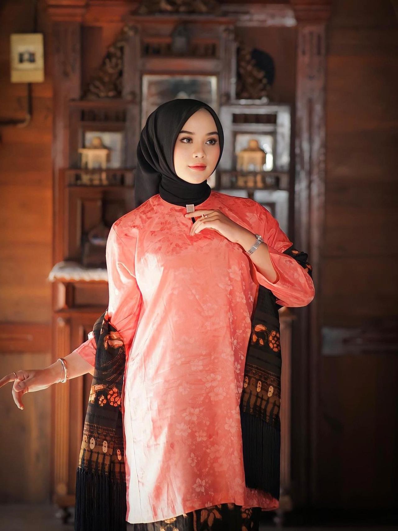 Asal Usul Baju Kurung: Simbol Tradisi yang Menjadi Ikon Fashion Indonesia