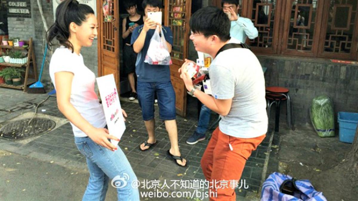 Tukar Sebungkus Rokok, Dapat Ciuman dari Wanita Cantik - Global ...