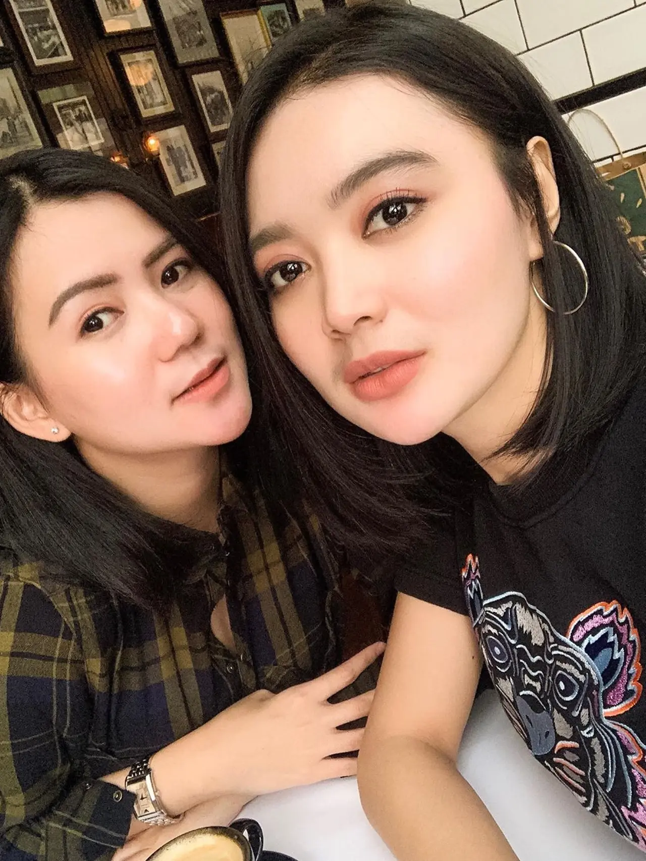 7 Potret Kebersamaan Wika Salim dan Manajernya yang Dibilang Mirip - Hot Liputan6.com