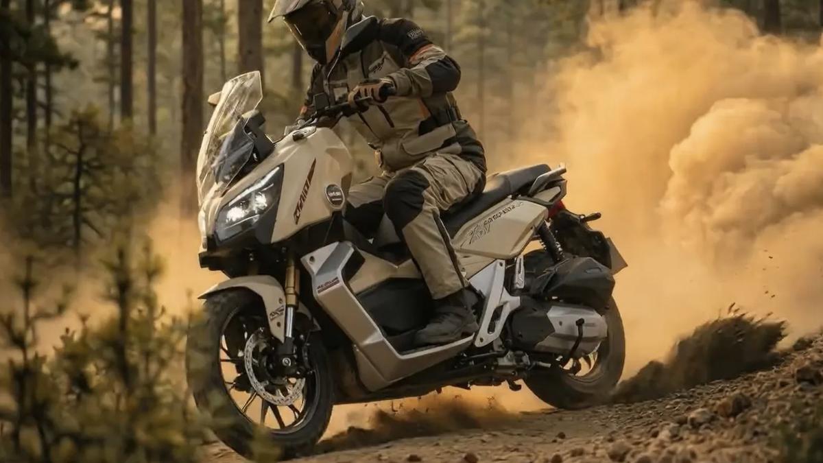 Perbandingan QJMotor Fort 180 Lawan Honda ADV 160, Mana Matic Adventure ...