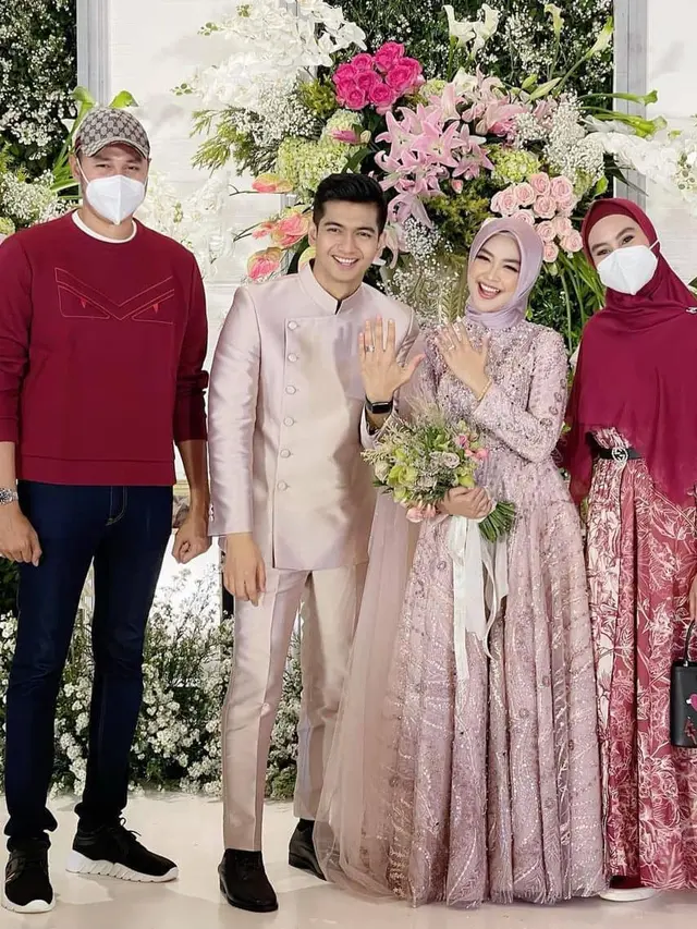 7 Momen Lamaran Ria Ricis dan Teuku Ryan, Penampilannya Bikin Pangling - Hot Liputan6.com