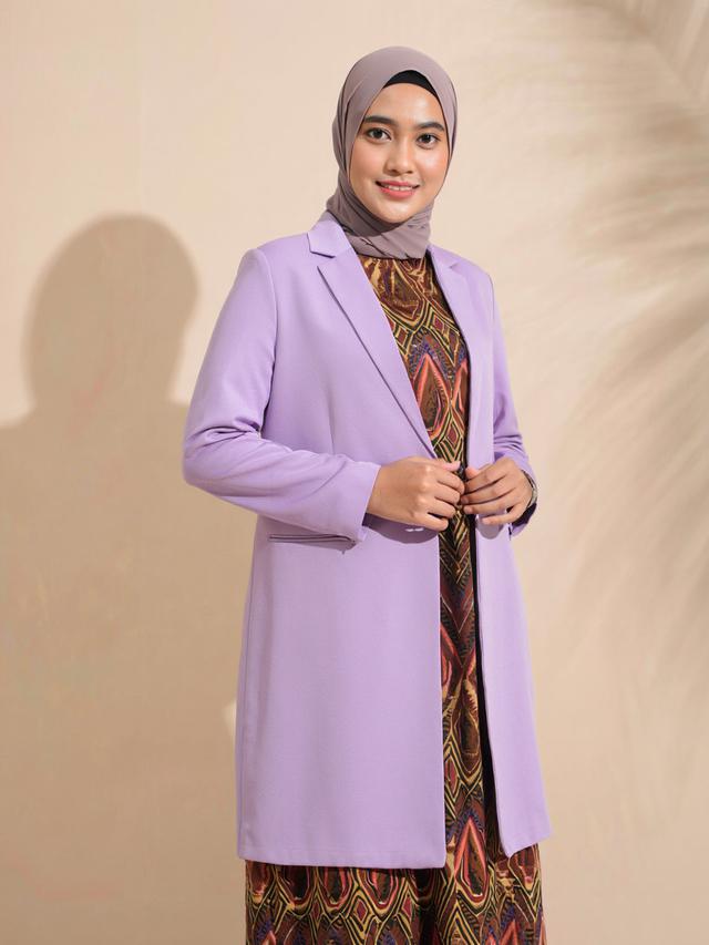 8 Tren Gamis Batik Modern dengan Detail Blazer Warna Lilac Soft, Sedang ...